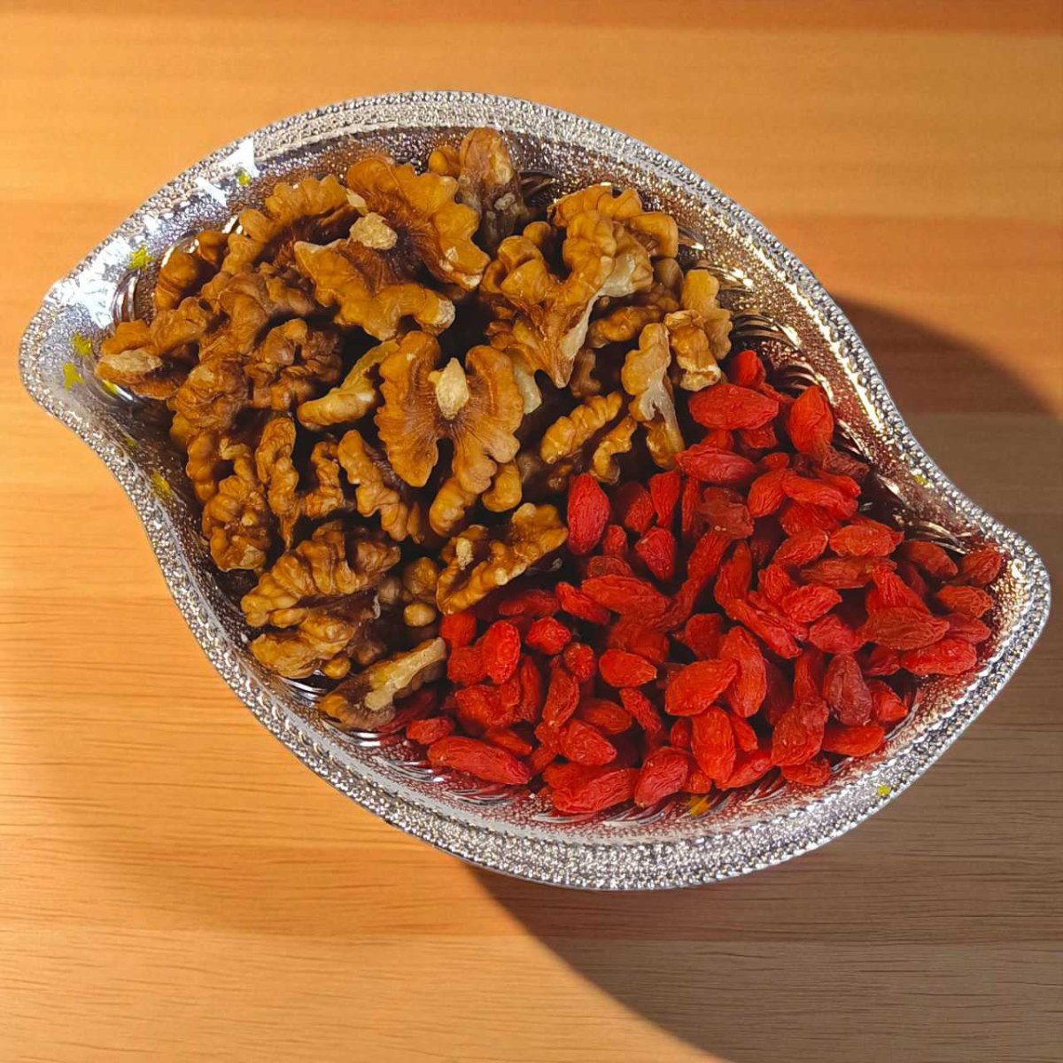 Walnuts & Goji Berries Gift In Tray - Flowers to Nepal - FTN